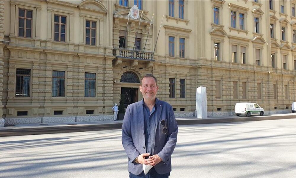 Giornata autismo, Palazzo Widmann si illumina di blu - La voce di Bolzano